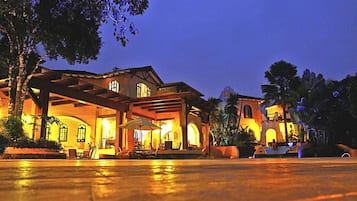 Fachada do alojamento (tarde/noite)