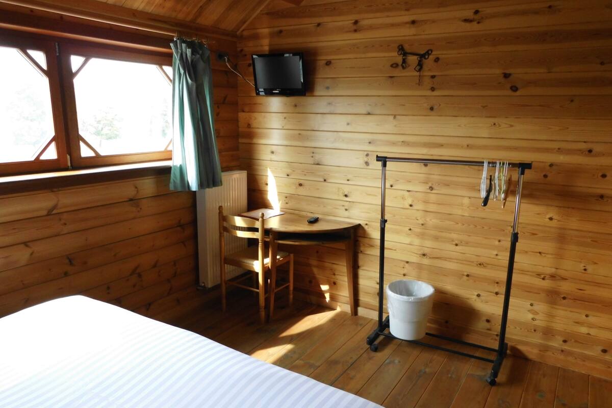 Quarto Duplo | Roupa de alta qualidade, secretária, Wi-fi grátis
