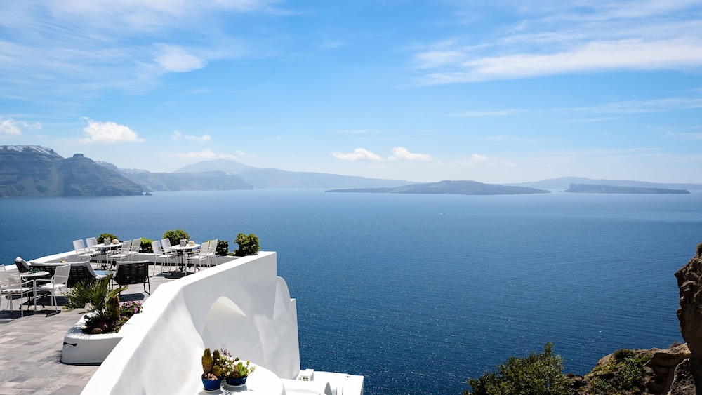 Aris Caves - Oia
