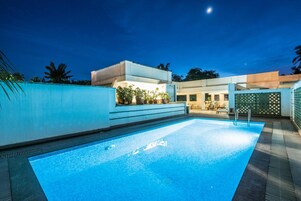 Piscina exterior, guarda-sóis 