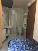 Quarto solteiro, vista para o rio | Cofres nos quartos, escrivaninha, Wi-Fi de cortesia