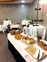 Pequeno-almoço tipo buffet diário (12.00 EUR por pessoa) 