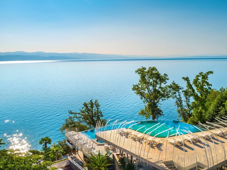 Piscina interior, piscina exterior sazonal