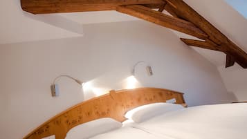 Quarto casal | Escrivaninha, berços (sobretaxa), Wi-Fi de cortesia, roupa de cama
