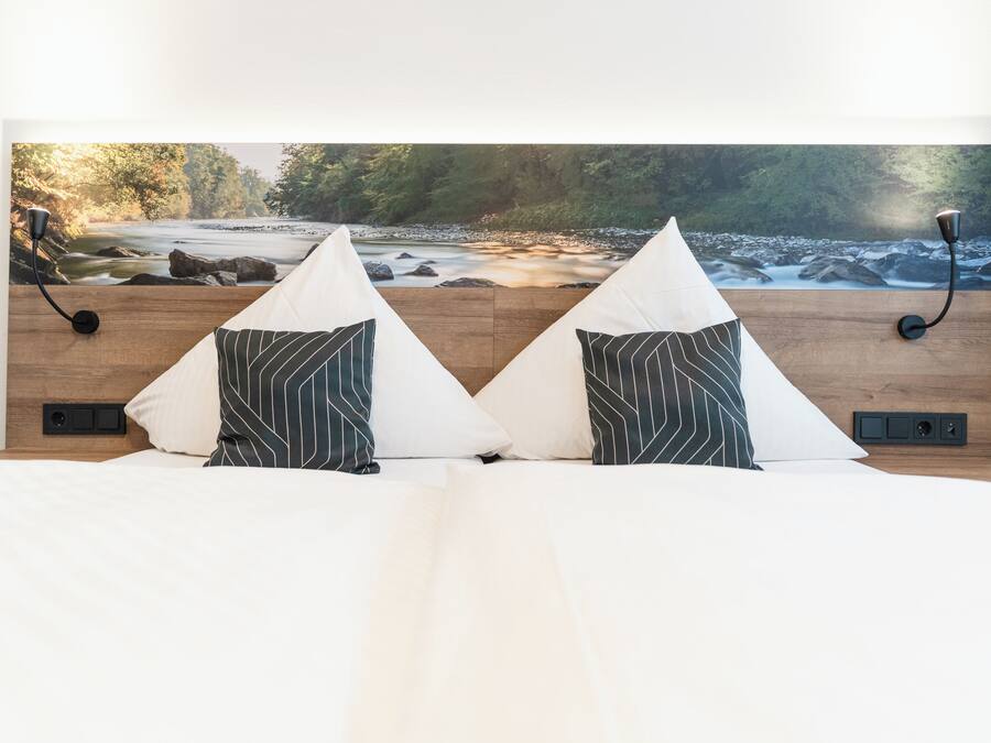 Quarto casal | Escrivaninha, berços (sobretaxa), Wi-Fi de cortesia, roupa de cama