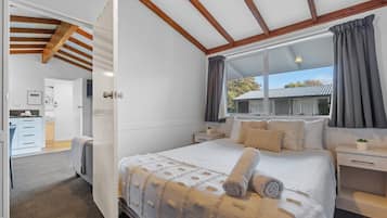 Apartamento Familiar, 1 quarto | Edredões de penas, camas de colchão pillowtop, Wi-fi grátis