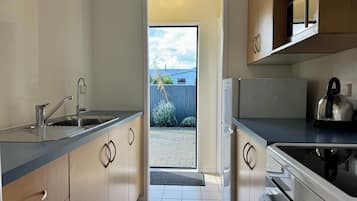 Apartamento standard, 2 quartos | Cozinha privada | Geladeira, micro-ondas, fogão, cooktop