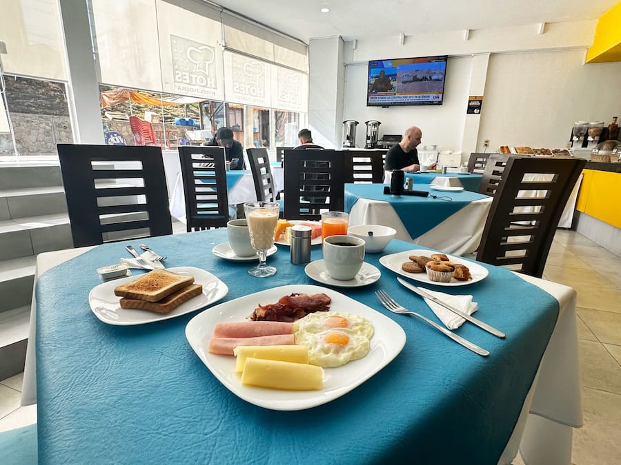 Café da manhã com buffet grátis todos os dias