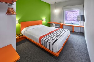 Quarto, 1 cama queen-size | Secretária, ferro/tábua de engomar, Wi-fi grátis 