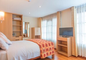 Habitacion Ejecutiva | Cofre no quarto, secretária adequada para computadores portáteis 