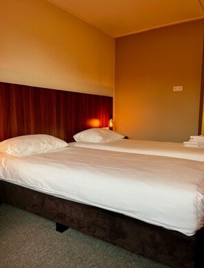 Quarto Duplo ou Twin Comfort | Secretária, ferro/tábua de engomar, berços/camas para crianças 