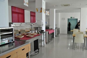 Café da manhã continental todos os dias mediante uma taxa