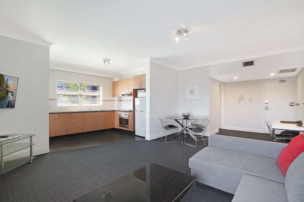Um apartamento moderno com cozinha, sala de jantar e sala de estar.