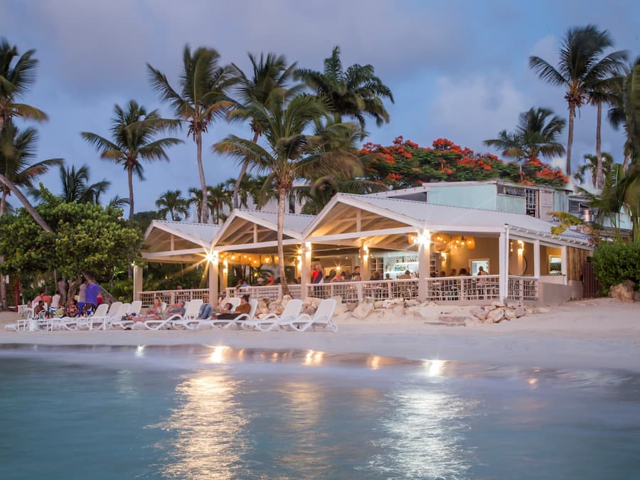 Serviço de almoço e jantar, vistas para a praia