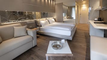 Quarto, vista parcial para o lago (PRESTIGE) | 1 quarto, minibar, cofre no quarto, secretária