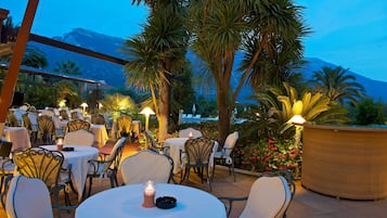 Pequenos-almoços servidos, cozinha italiana, com vista para a piscina