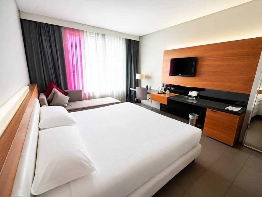 Roupas de cama premium, edredons de pluma, frigobar, cofres nos quartos