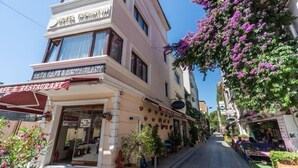 TATA CAFE & RESTAURANT com área externa e plantas em vasos.
