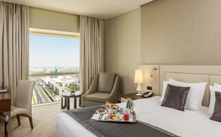 Roupa de alta qualidade, minibar, cofre com capacidade para portátil 
