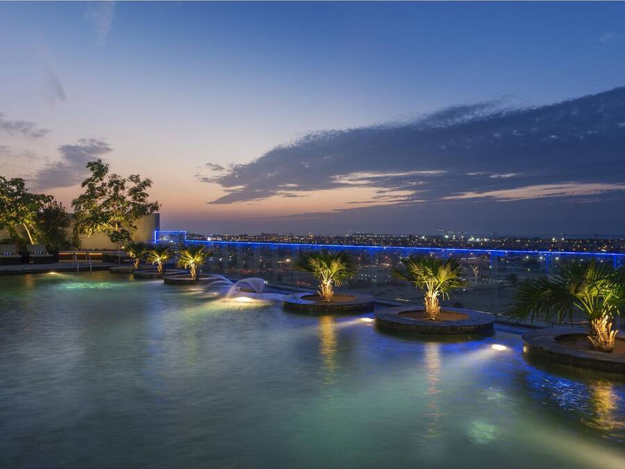 Piscina externa, guarda-sóis, espreguiçadeiras