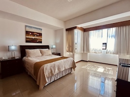 Quarto Standard, 1 cama king-size | Cofre no quarto, secretária, cortinas/cortinados opacos