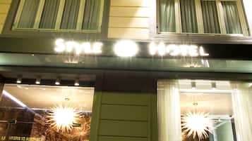 Fachada do alojamento (tarde/noite)