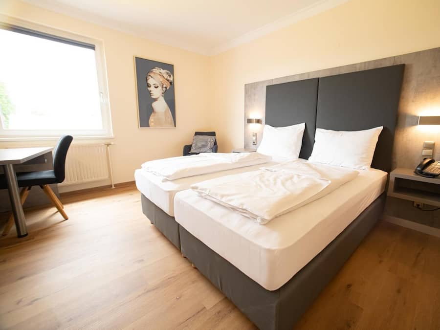 Quarto casal superior | Roupas de cama antialérgicas, cofres nos quartos, escrivaninha