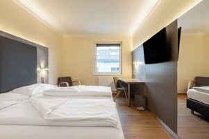 Quarto Duplo Superior | Roupa hipoalergénica, cofre no quarto, secretária