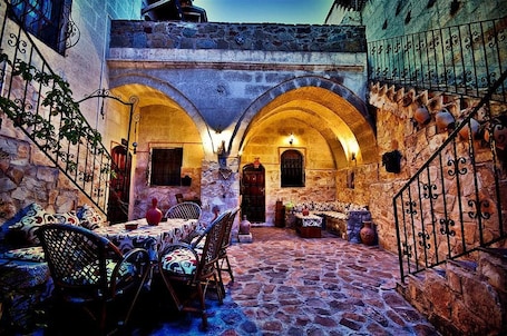 Pátio interior. Adanos Konuk Evi