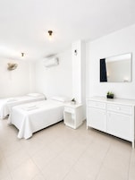Apartamento, 3 quartos (Plus) | Banheiro | Secador de cabelo (mediante solicitação), toalhas de banho