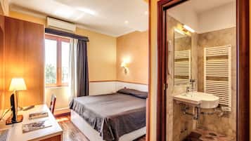 Quarto Triplo | Lençóis italianos Frette, camas de colchão Select Comfort, minibar