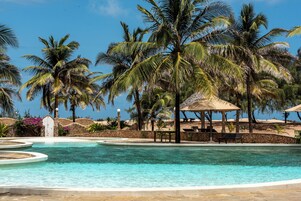 2 piscinas externas, funciona das 7h às 18h30, espreguiçadeiras