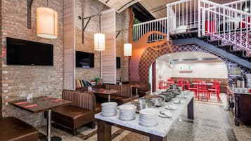 Pequeno-almoço completo diário (20.00 USD por pessoa)