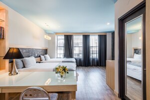 Quarto premium, 2 camas Queen, vista para a cidade | Roupas de cama premium, camas com colchões pillow-top