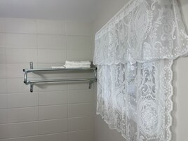 Quarto Standard, 1 cama queen-size | Casa de banho | Um polibã e uma banheira separados, artigos de higiene pessoal grátis 