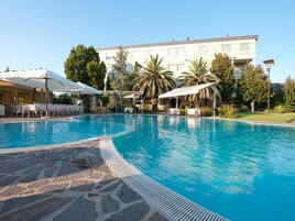 Piscina exterior, da(s) 10:00 à(s) 19:00, guarda-sóis, espreguiçadeiras 