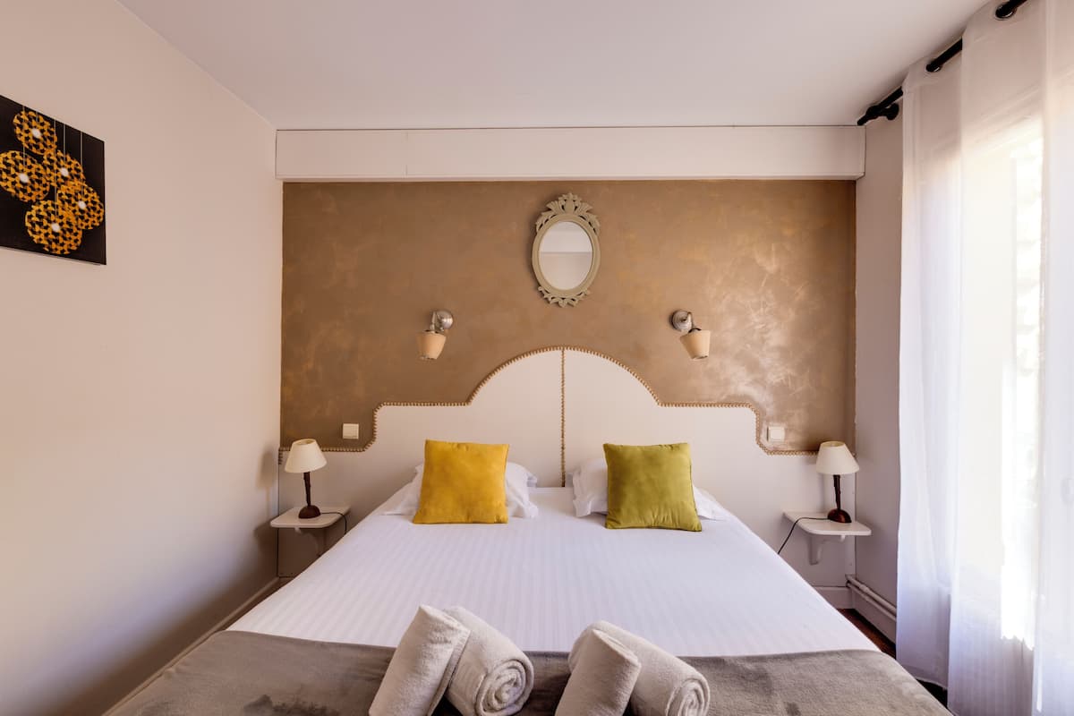 Quarto casal conforto | Roupas de cama premium, camas Tempur-Pedic