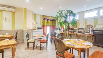 Pequeno-almoço tipo buffet diário (12 EUR por pessoa)