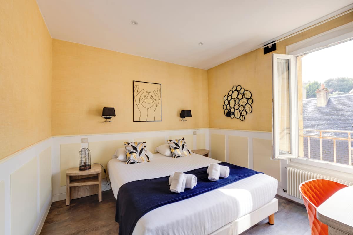 Quarto casal standard | Roupas de cama premium, camas Tempur-Pedic