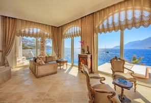 King Suite with Private Pool and Jacuzzi | Lençóis de algodão egípcio, roupa de alta qualidade, edredões de penas 