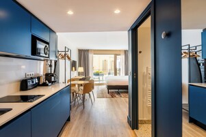 Suíte estúdio, 1 cama Queen, sacada | Roupas de cama premium, camas com colchões pillow-top