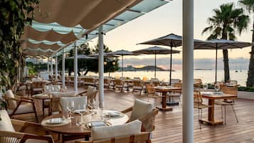 Pequenos-almoços, almoços, jantares servidos, com vista para a praia