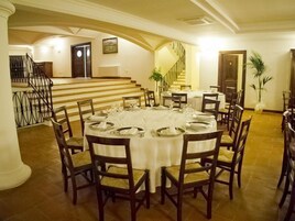 Pequenos-almoços e jantares servidos, com vista para a piscina 