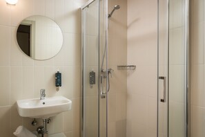 Quarto Twin Standard, casa de banho privativa | Casa de banho | Artigos de higiene pessoal grátis, um secador de cabelo 