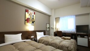 Quarto de hotel com duas camas, uma TV de tela plana, um quadro na parede e uma janela com cortinas.