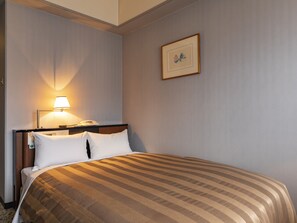 Escrivaninha, cortinas blackout, ferros/tábuas de passar roupa