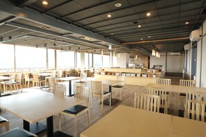 Pequeno-almoço tipo buffet diário mediante uma taxa 