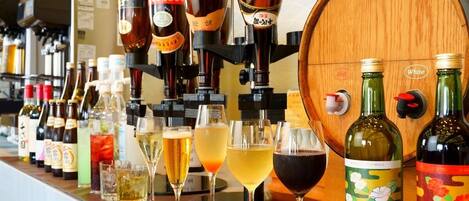 Um bar com diversos frascos e copos de bebidas.