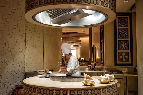 Pequenos-almoços, almoços, jantares servidos, cozinha internacional