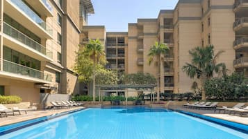 Piscina exterior, uma piscina aquecida, guarda-sóis, espreguiçadeiras